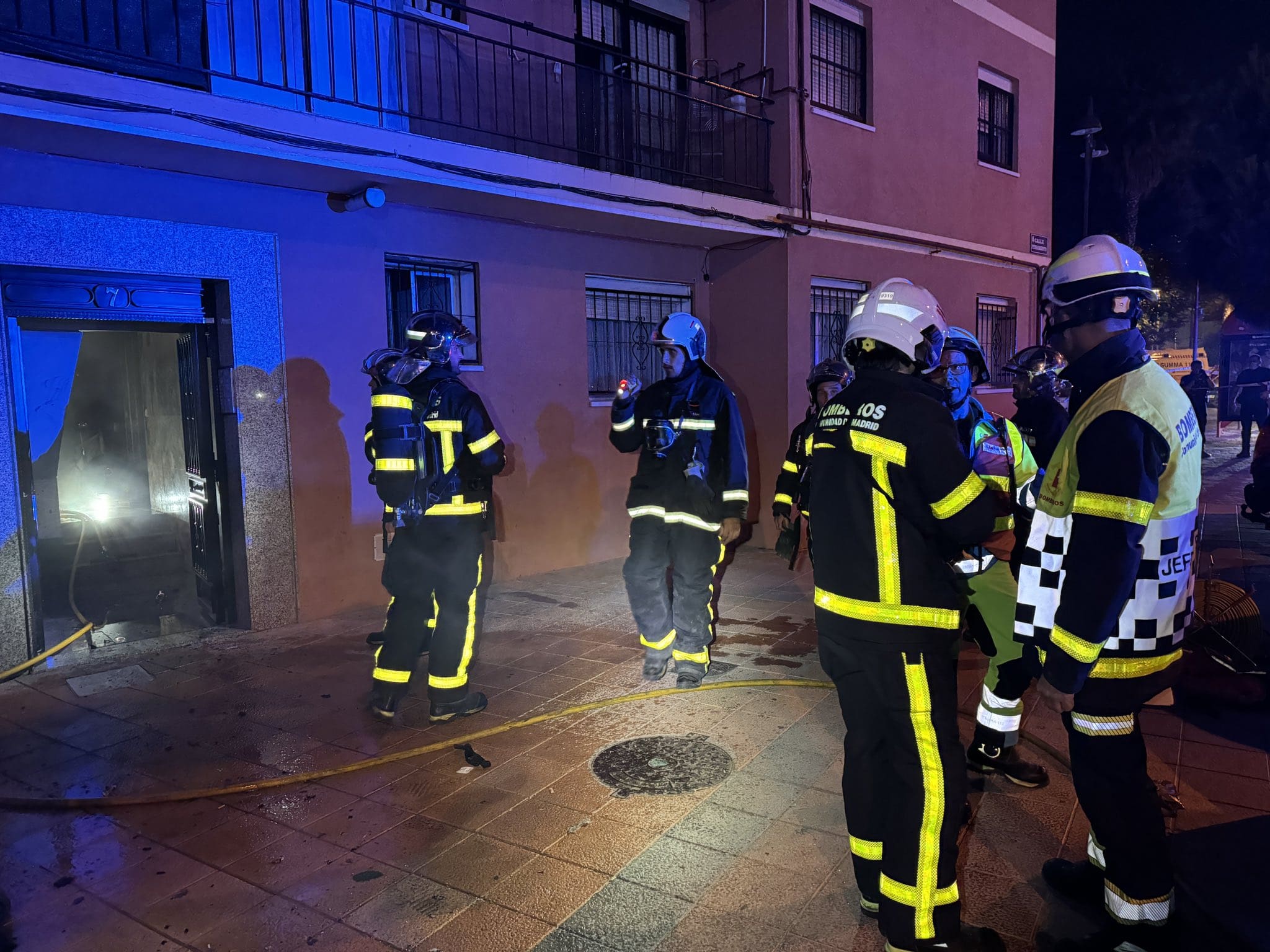 18 vecinos desalojados y 2 trasladados al hospital en un incendio en ...