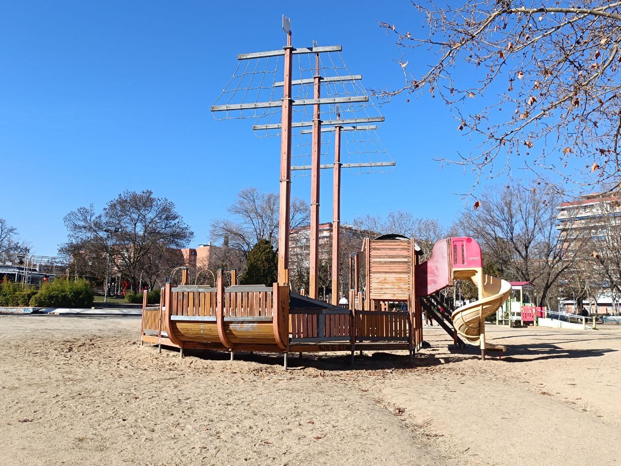 El Parque de La Paz de Alcorcón languidece a la espera del millón de ...