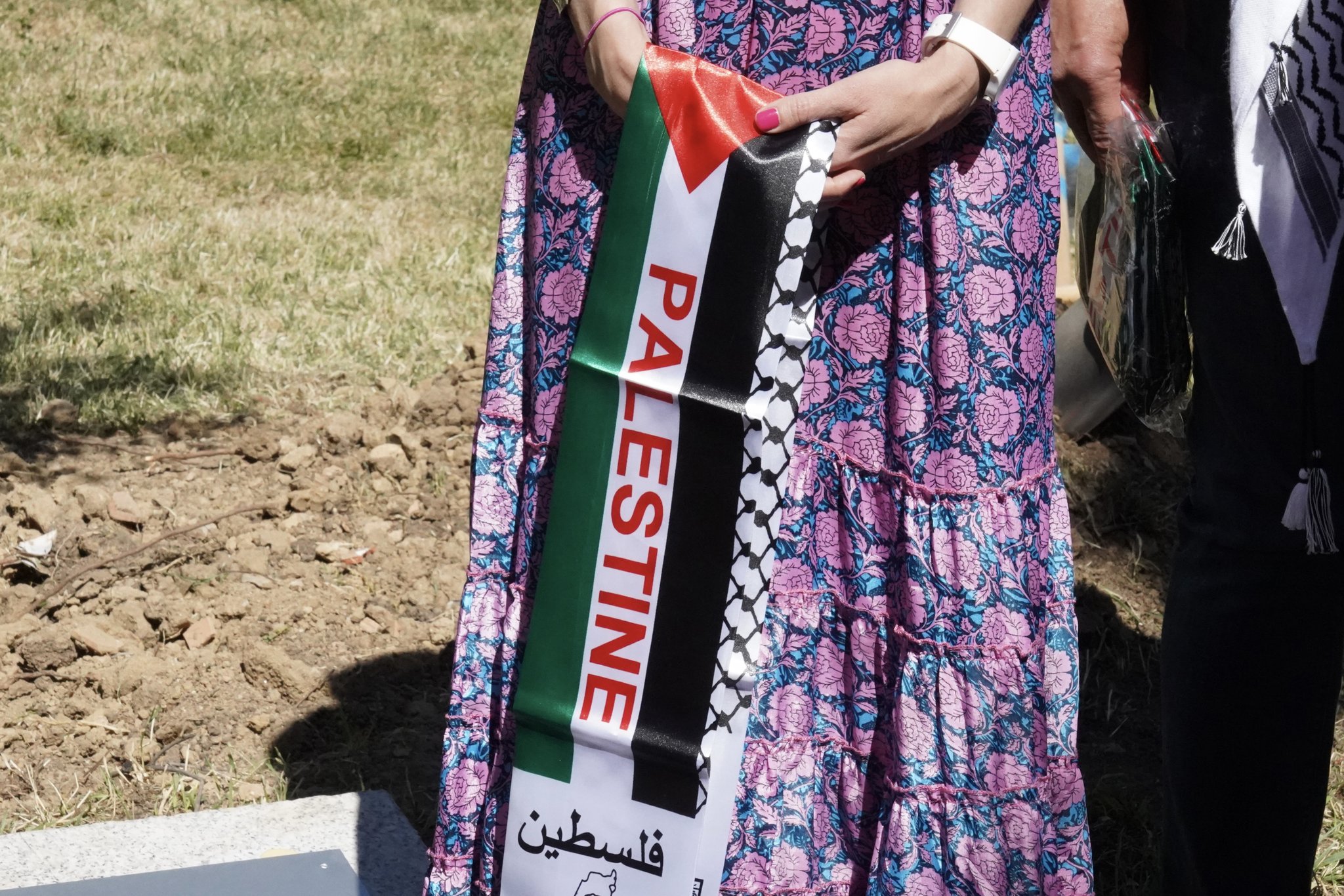 Alcorcón defiende al profesor apercibido por su 'camiseta palestina ...
