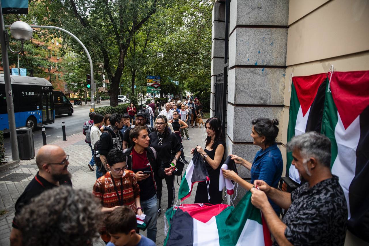 El exitoso reparto de banderas palestinas por Más Madrid: agota 1.200 ...