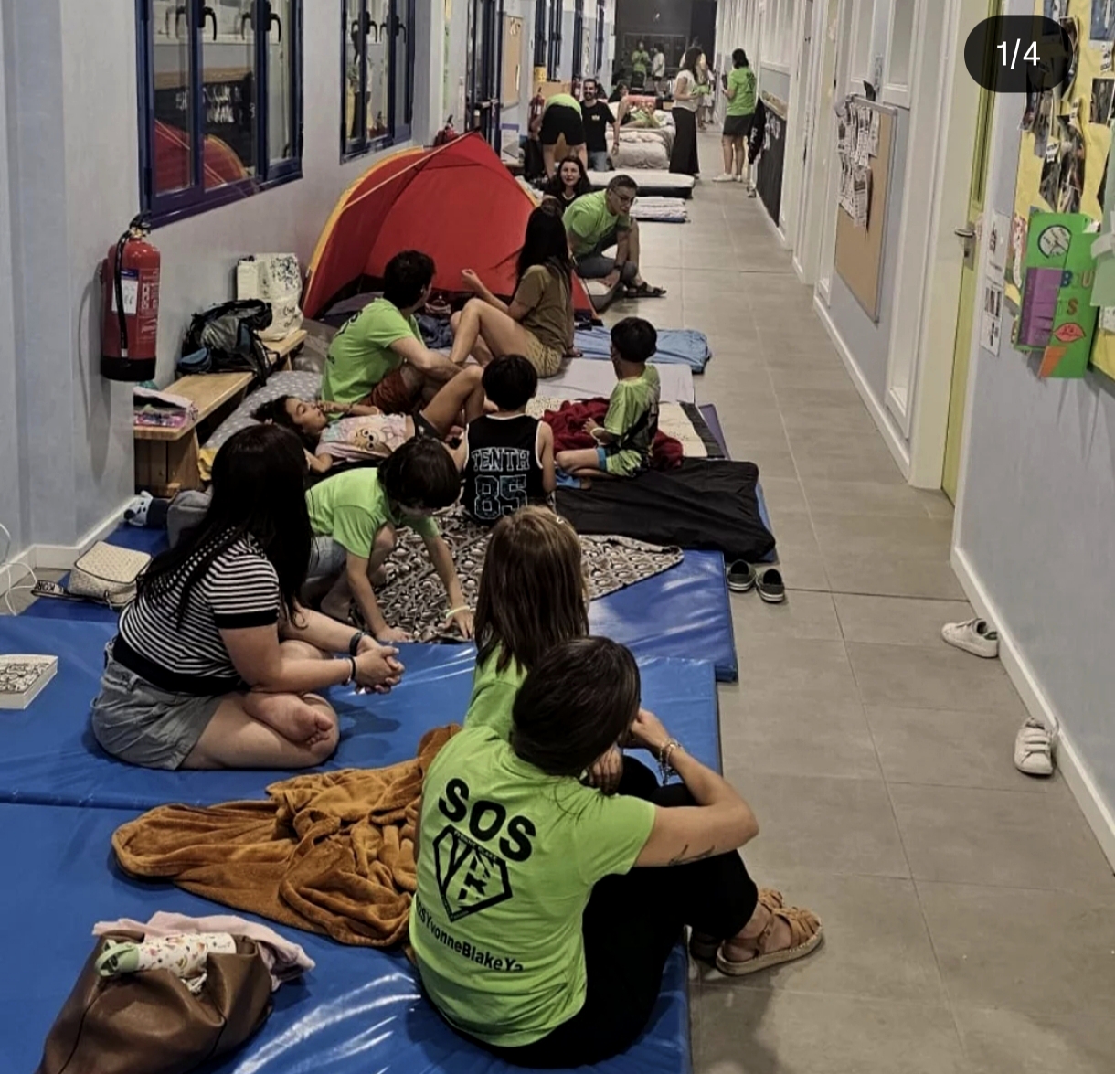 Sin gimnasio, hacinados y con clases en los pasillos: así han ...